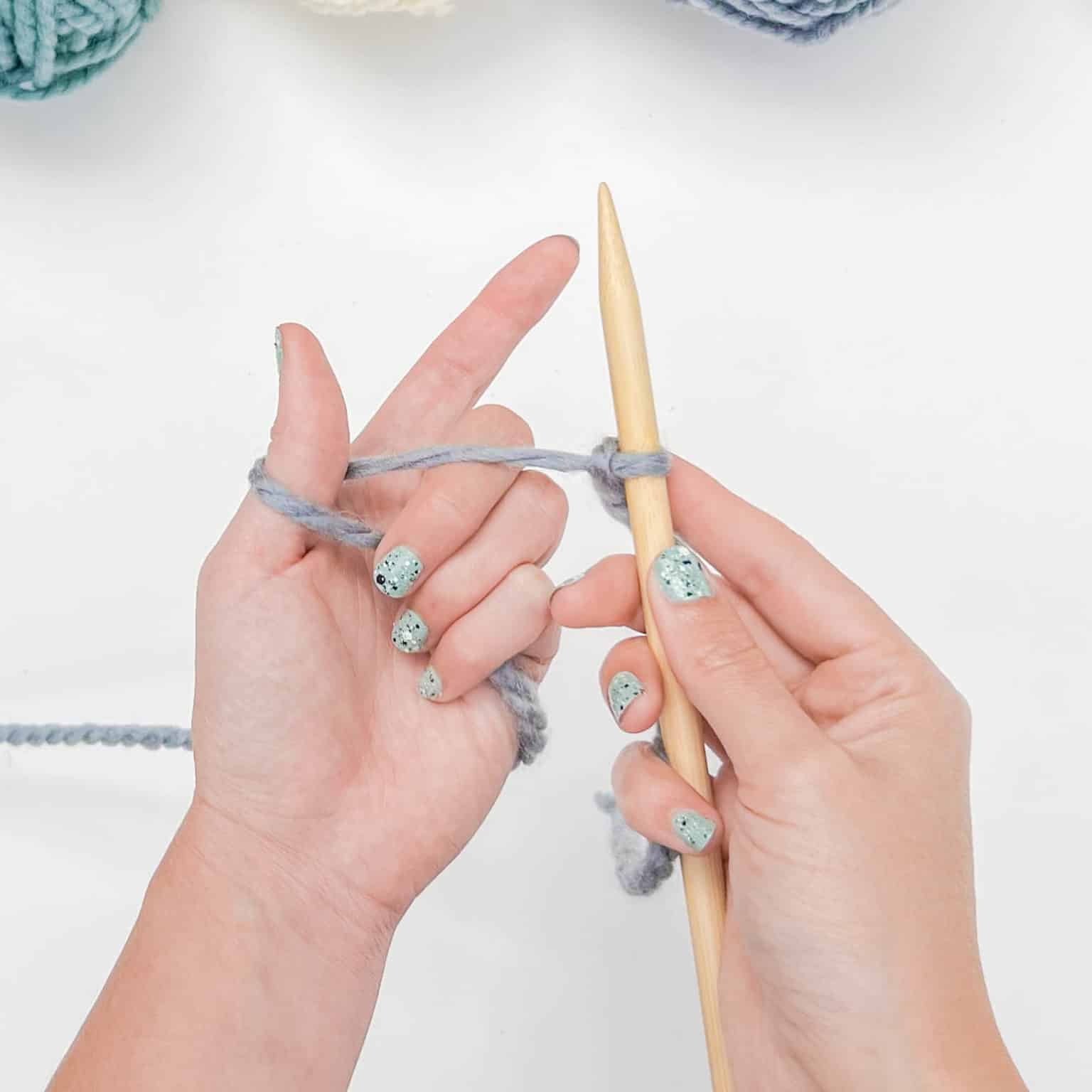 Backward Loop Cast On for Beginners [3 Quick Steps]