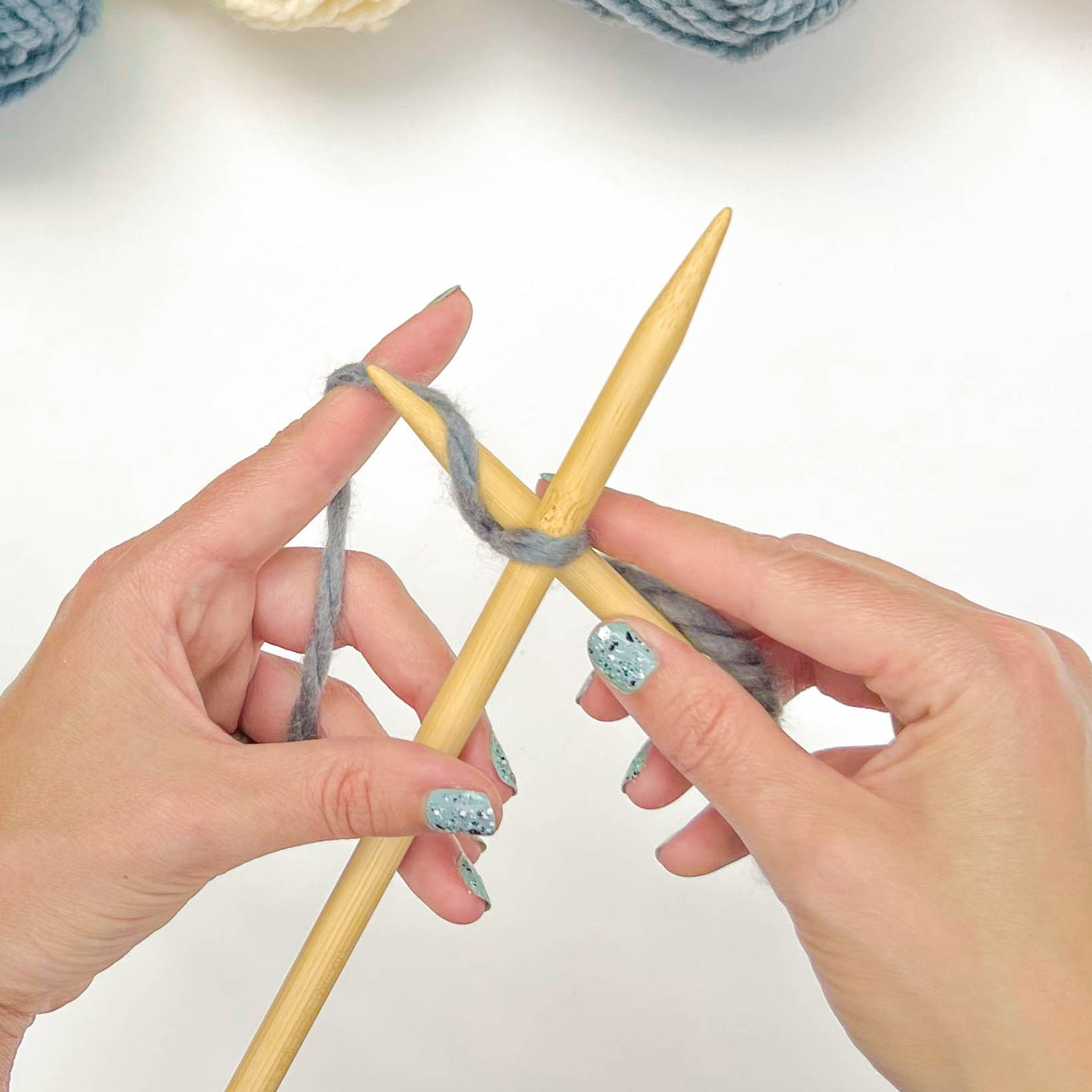 Knitted Cast On for Beginners [5 Easy Steps]