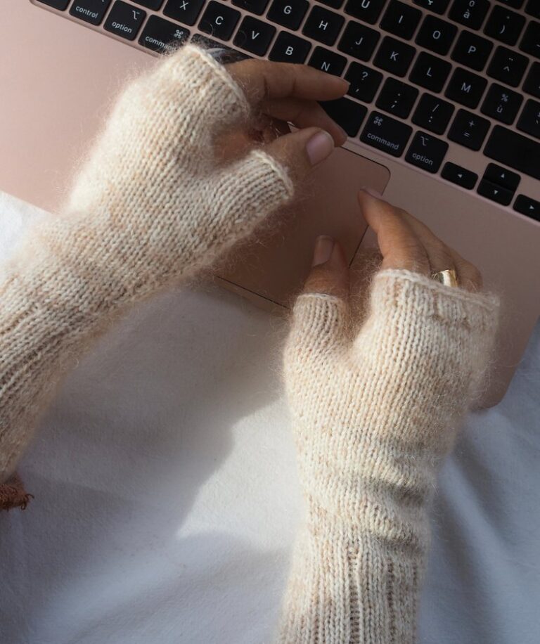 Mitten Pattern Round Up [12 Free Knitting Patterns]