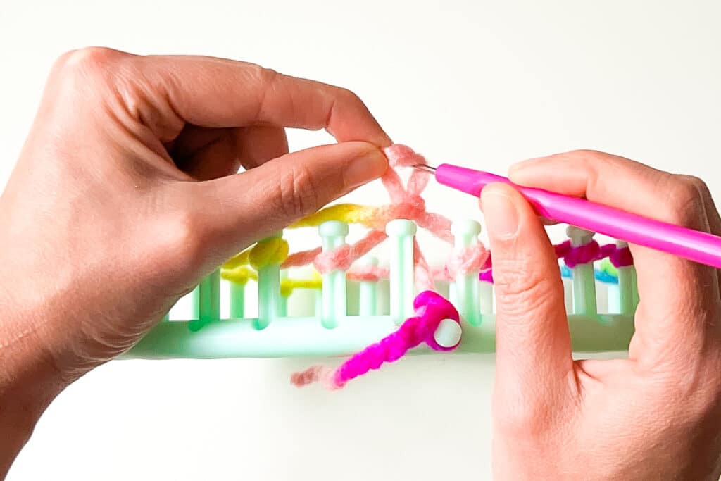 Knitting Loom Cast Off: The 5 Step Easy Cinched Bind Off!