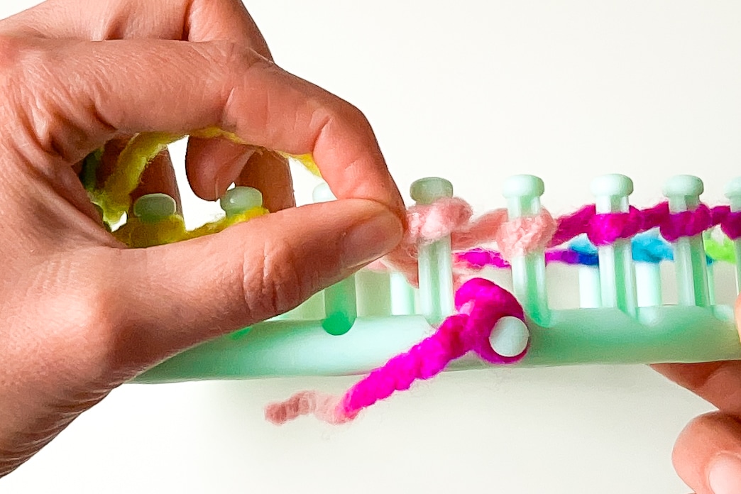 Loom Knitting: the Purl Stitch in 6 Easy Steps!