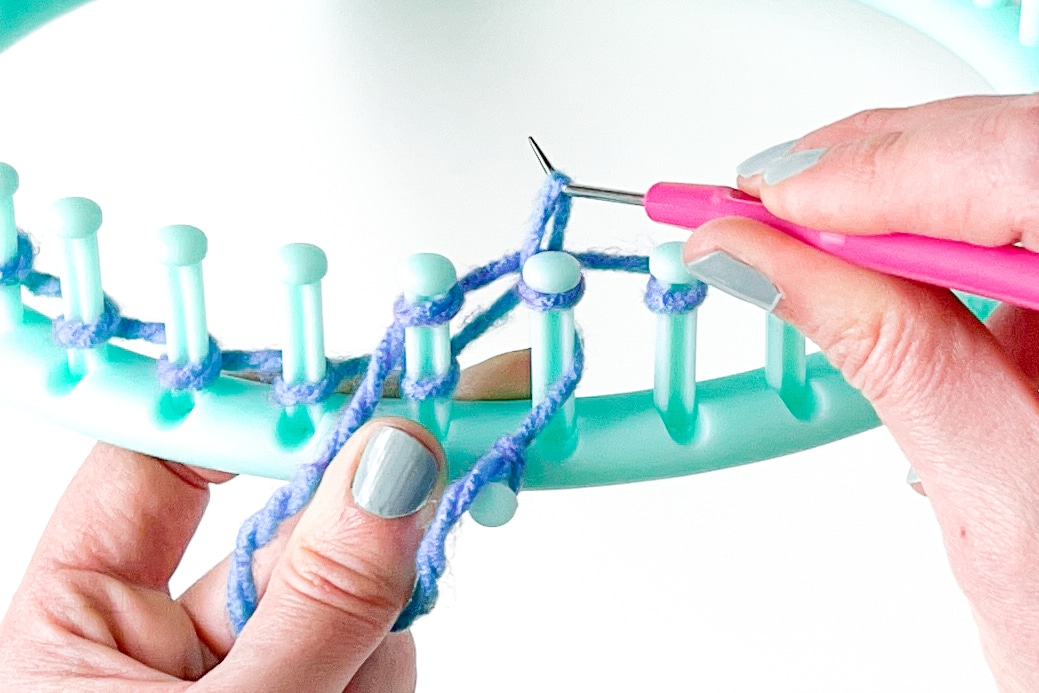 Loom Knitting: Stretchy E-Wrap Knit Stitch in 2 Easy Steps!