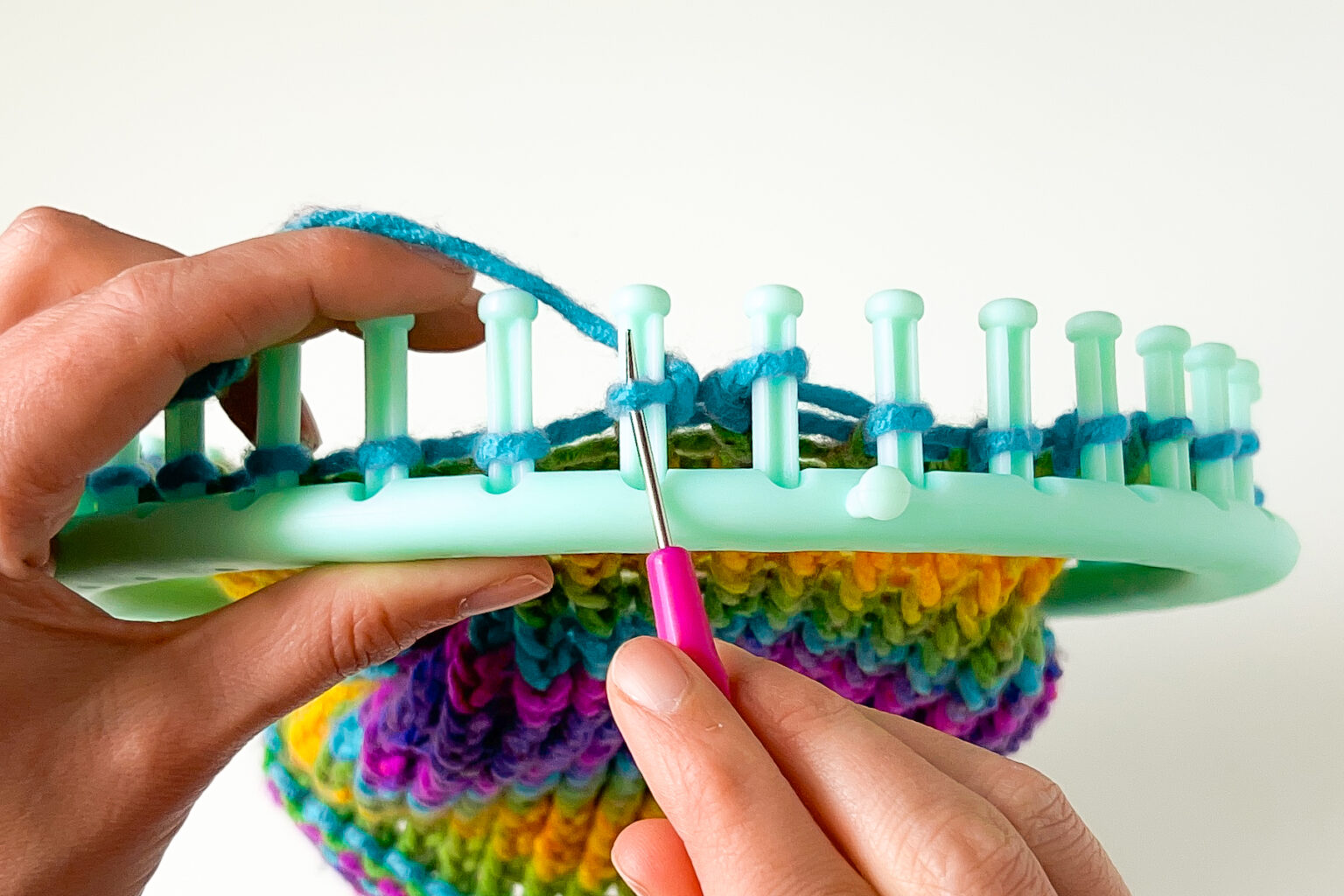 Loom Knit Cast Off: Flat Edges in 4 Easy Steps!