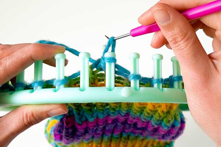 Loom Knit Cast Off: Flat Edges in 4 Easy Steps!