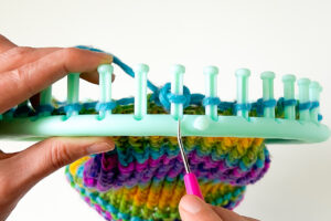 Loom Knit Cast Off: Flat Edges in 4 Easy Steps!