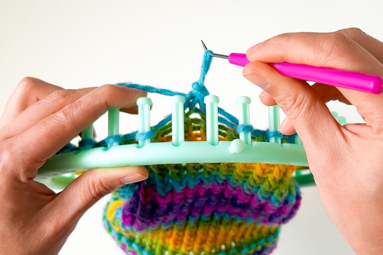 Loom Knit Cast Off: Flat Edges in 4 Easy Steps!