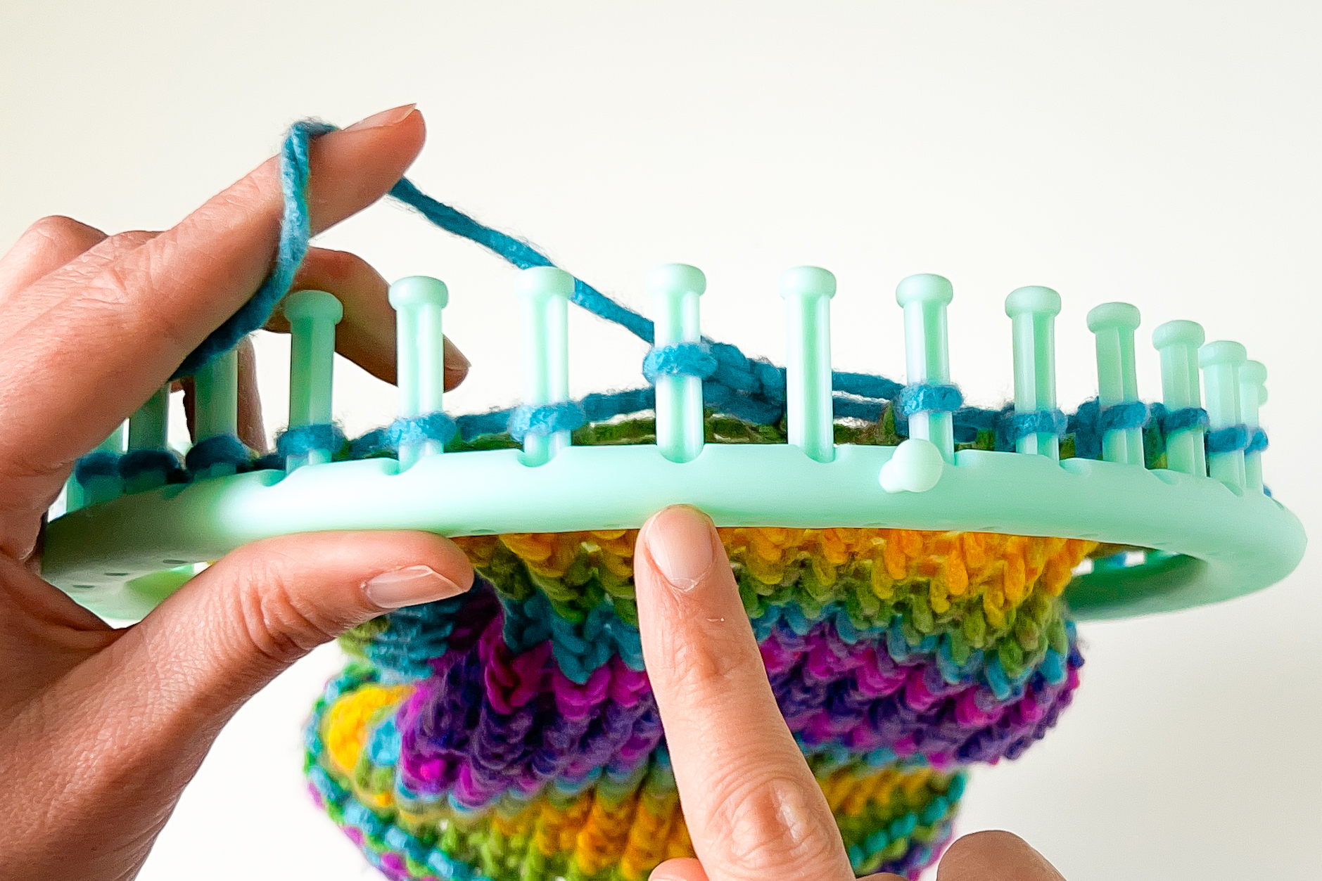 Loom Knit Cast Off: Flat Edges in 4 Easy Steps!