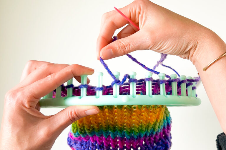 Knitting Loom Cast Off: The 5 Step Easy Cinched Bind Off!
