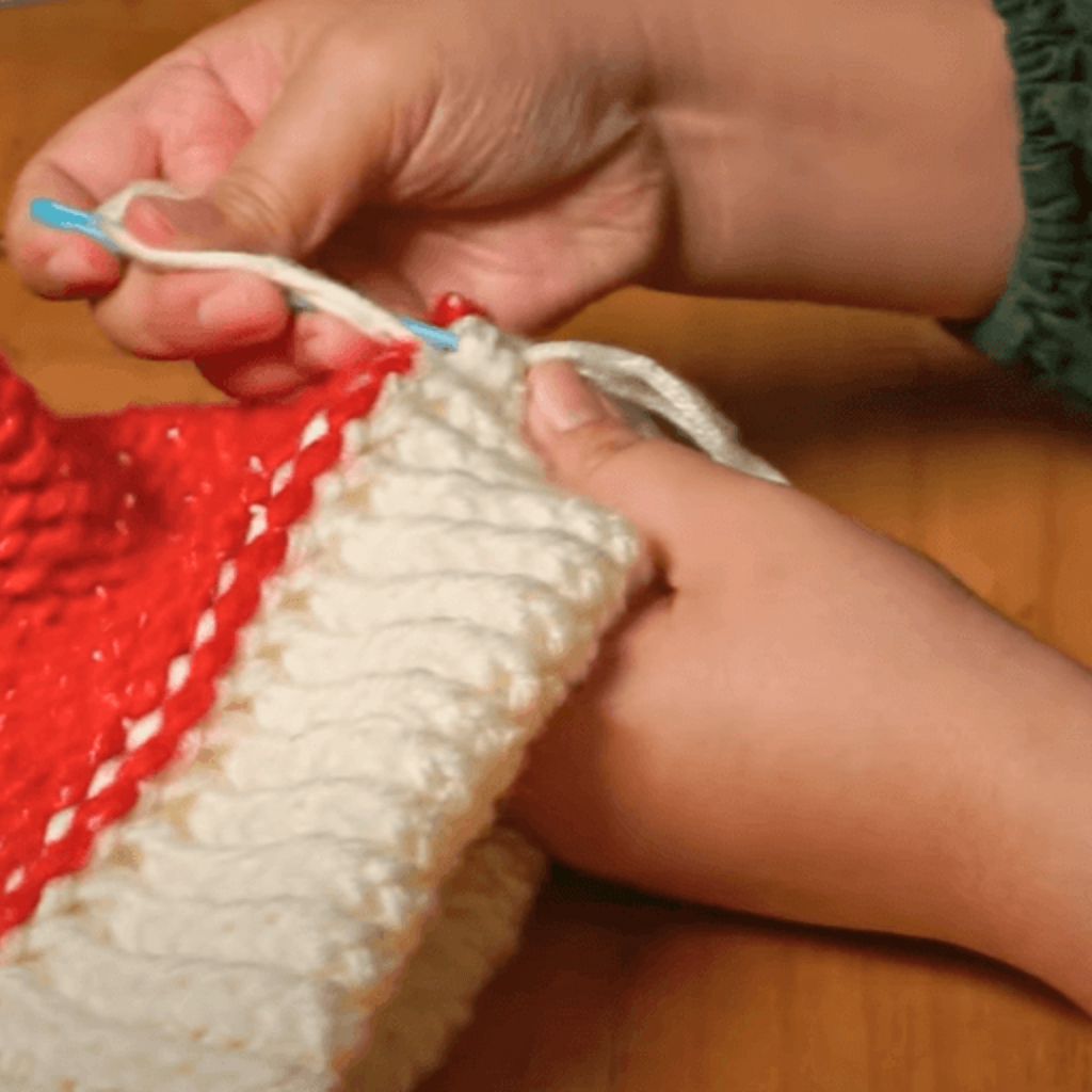 FREE Beginner Loom Knit Beanie Pattern: 5 Simple Steps! - Knitting.com